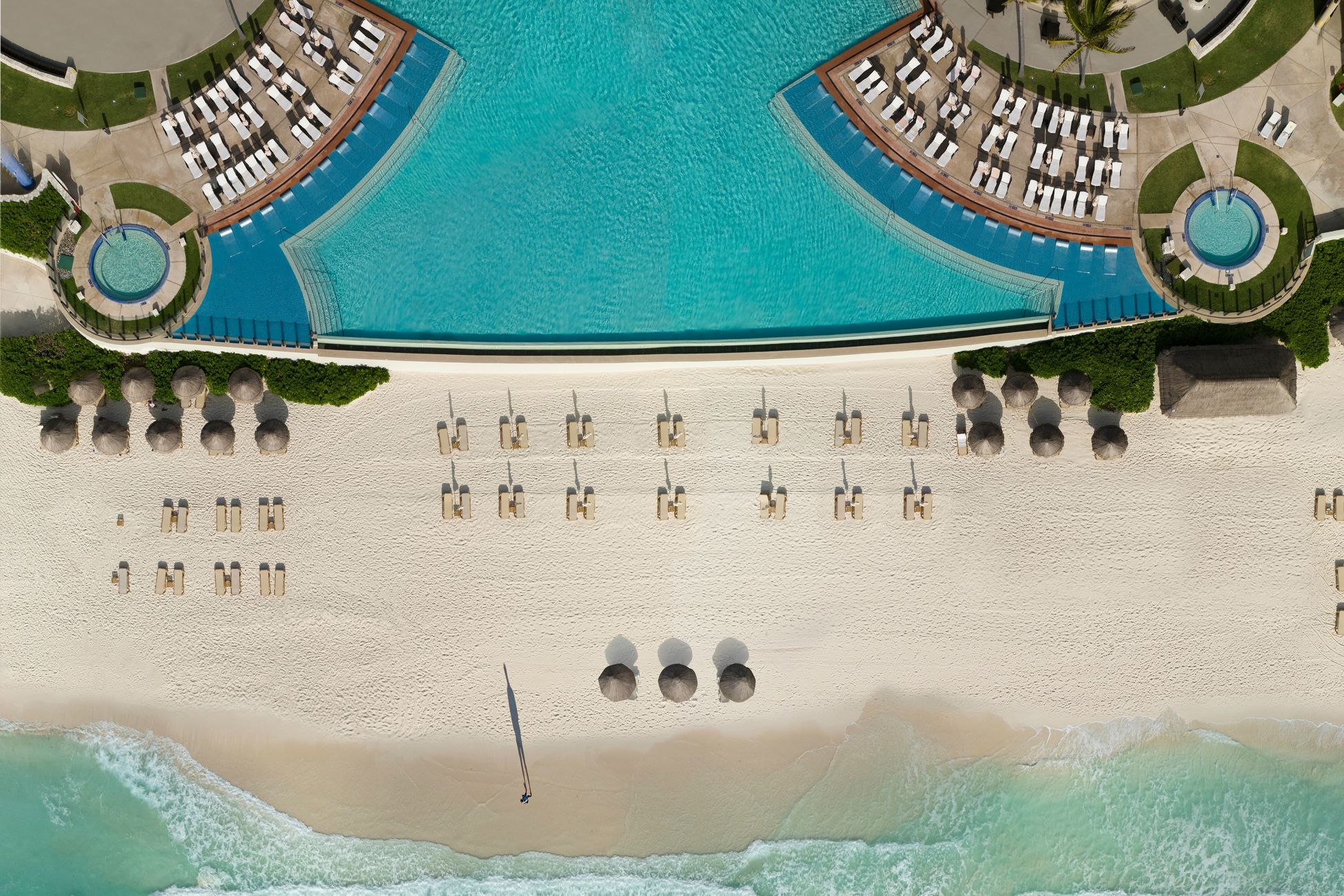 People on the beach overview